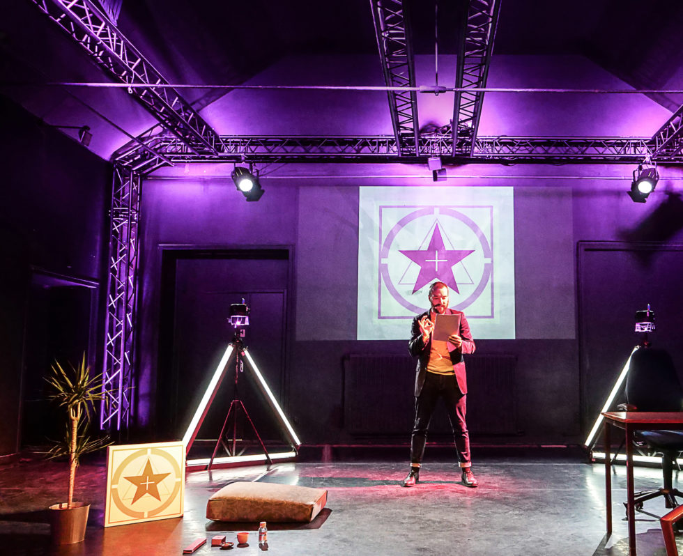 Lecture performée & livre / Work Bitch | MyOwnDocumenta