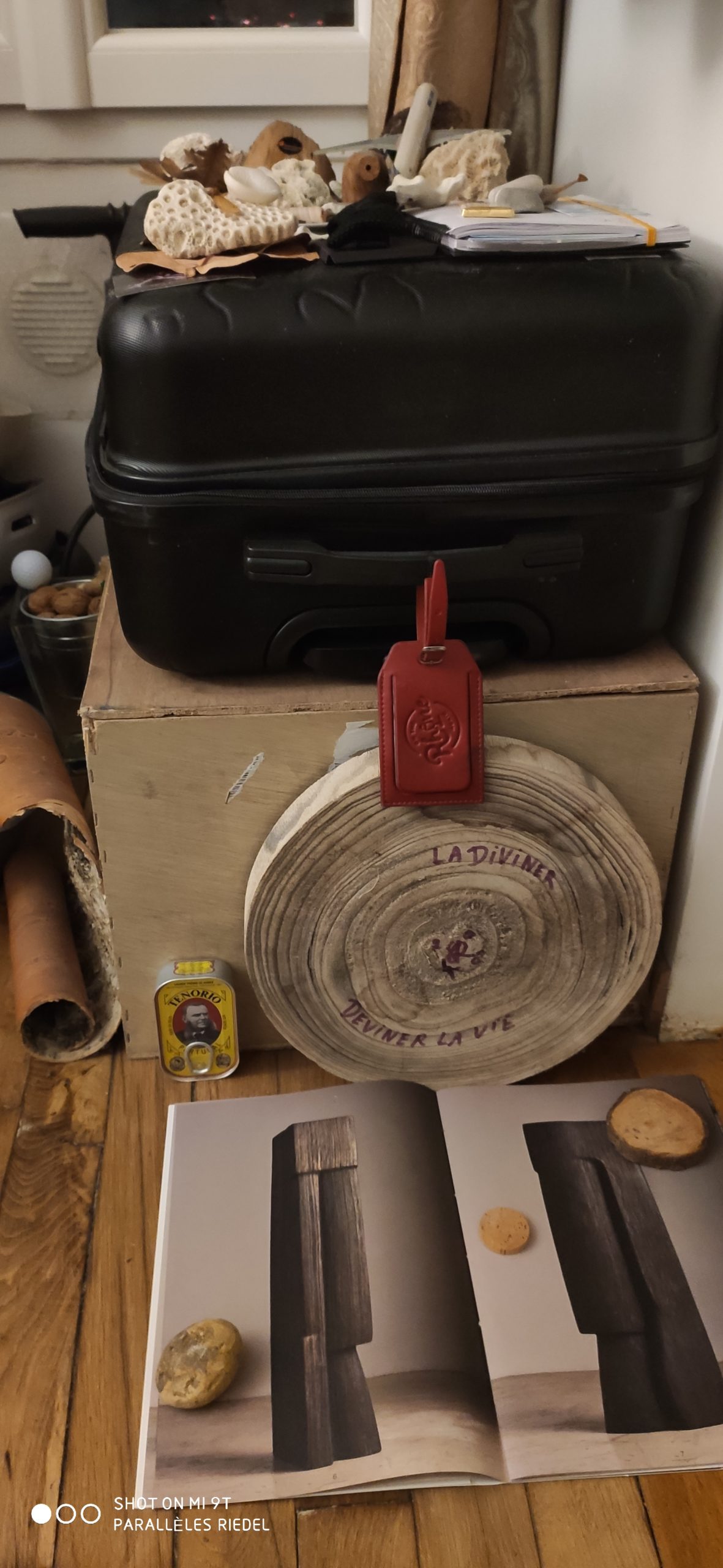 Il y a un an et un jour, sur leur gouttelette presque impalpable | MyOwnDocumenta